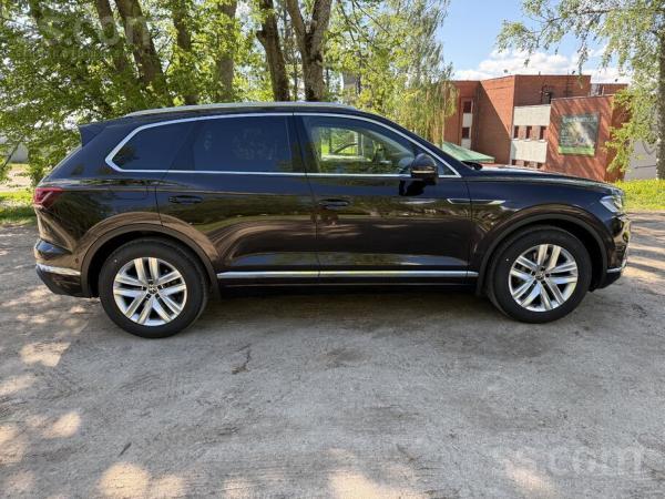 Brown Volkswagen Touareg 2023 in Riga, with an engine capacity of 3.00 L and mileage of 57 thousand km for 47550 €, photo 9 on AUTOMOTO.COM.LV