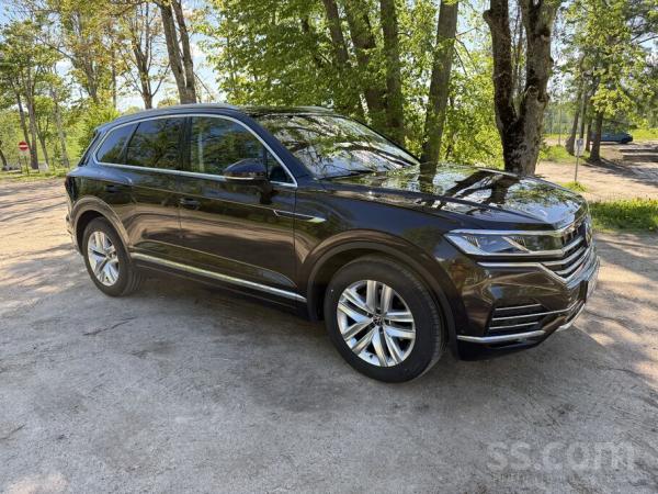 Brown Volkswagen Touareg 2023 in Riga, with an engine capacity of 3.00 L and mileage of 57 thousand km for 47550 €, photo 10 on AUTOMOTO.COM.LV