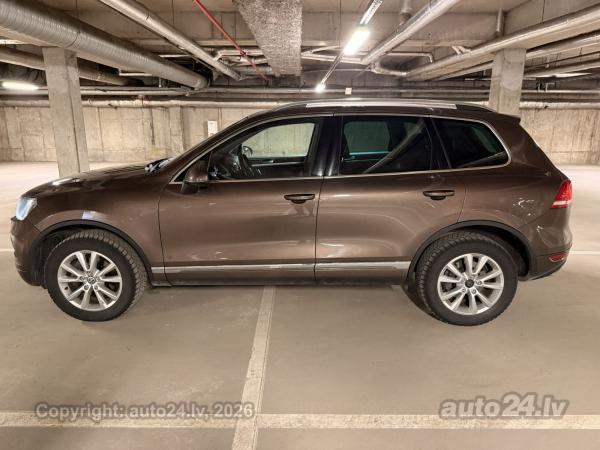 Brown Volkswagen Touareg 2012 in Valmiera, with an engine capacity of 3.00 L and mileage of 368 thousand km for 8990 €, photo 2 on AUTOMOTO.COM.LV