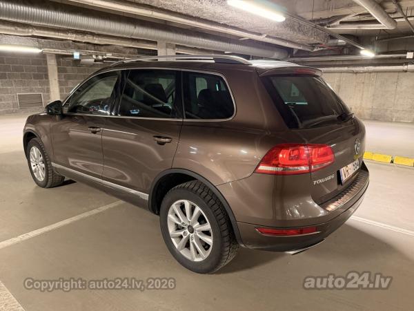 Brown Volkswagen Touareg 2012 in Valmiera, with an engine capacity of 3.00 L and mileage of 368 thousand km for 8990 €, photo 3 on AUTOMOTO.COM.LV