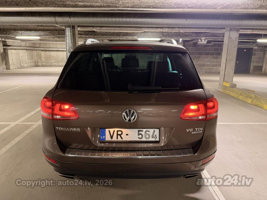 Brown Volkswagen Touareg 2012 in Valmiera, with an engine capacity of 3.00 L and mileage of 368 thousand km for 8990 €, photo 5 on AUTOMOTO.COM.LV