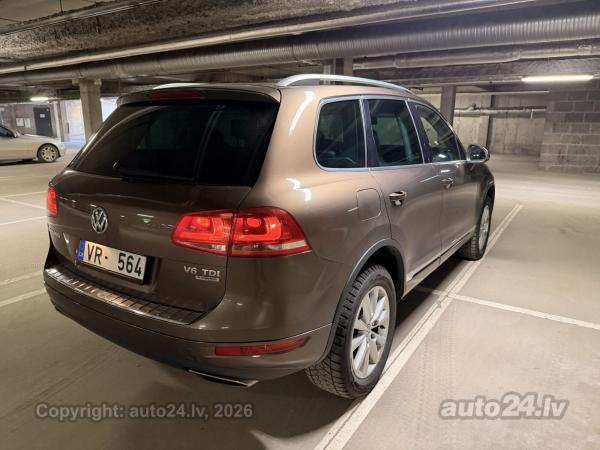 Brown Volkswagen Touareg 2012 in Valmiera, with an engine capacity of 3.00 L and mileage of 368 thousand km for 8990 €, photo 5 on AUTOMOTO.COM.LV