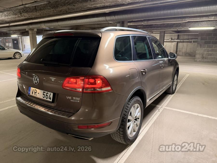 Brown Volkswagen Touareg 2012 in Valmiera, with an engine capacity of 3.00 L and mileage of 368 thousand km for 8990 €, photo 6 on AUTOMOTO.COM.LV