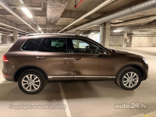 Brown Volkswagen Touareg 2012 in Valmiera, with an engine capacity of 3.00 L and mileage of 368 thousand km for 8990 €, photo 6 on AUTOMOTO.COM.LV