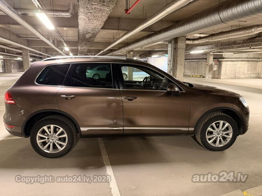 Brown Volkswagen Touareg 2012 in Valmiera, with an engine capacity of 3.00 L and mileage of 368 thousand km for 8990 €, photo 7 on AUTOMOTO.COM.LV