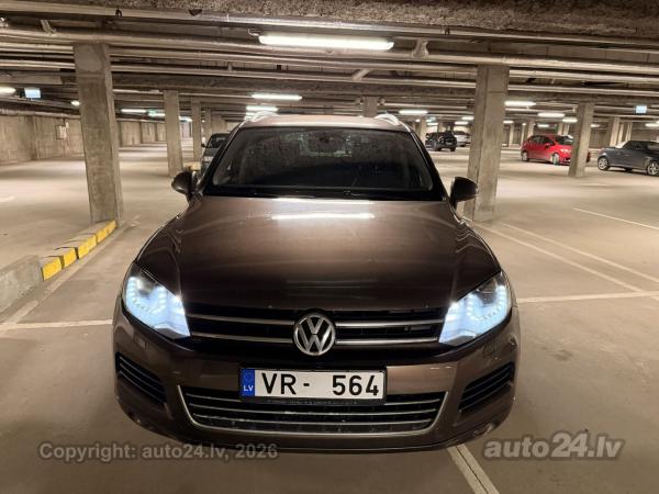 Brown Volkswagen Touareg 2012 in Valmiera, with an engine capacity of 3.00 L and mileage of 368 thousand km for 8990 €, photo 8 on AUTOMOTO.COM.LV