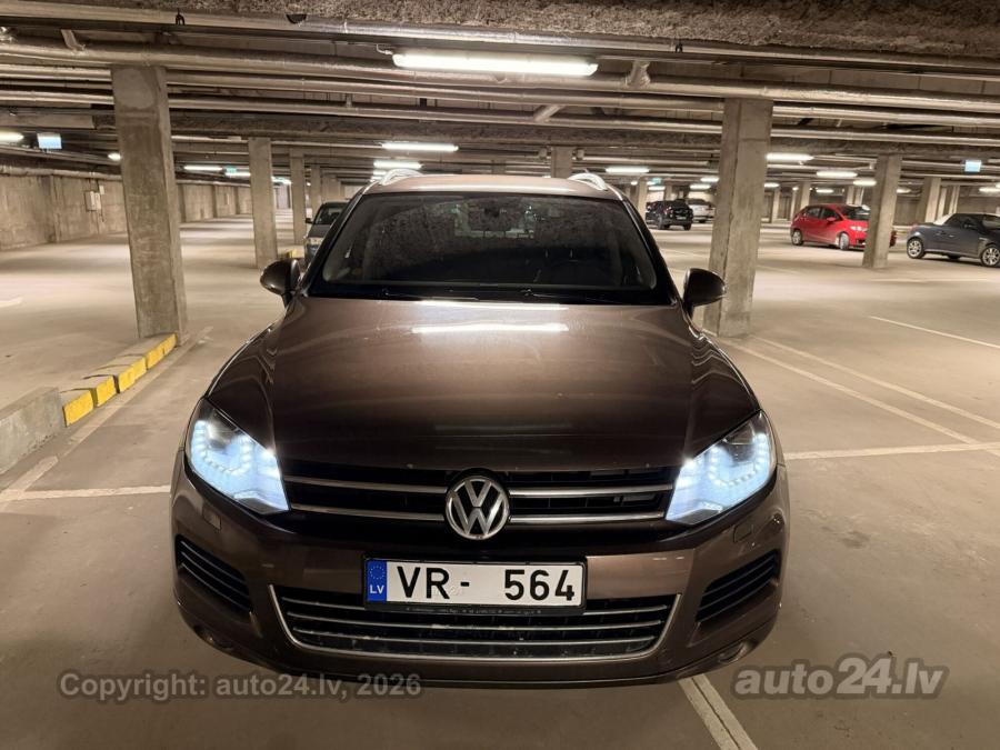 Brown Volkswagen Touareg 2012 in Valmiera, with an engine capacity of 3.00 L and mileage of 368 thousand km for 8990 €, photo 9 on AUTOMOTO.COM.LV