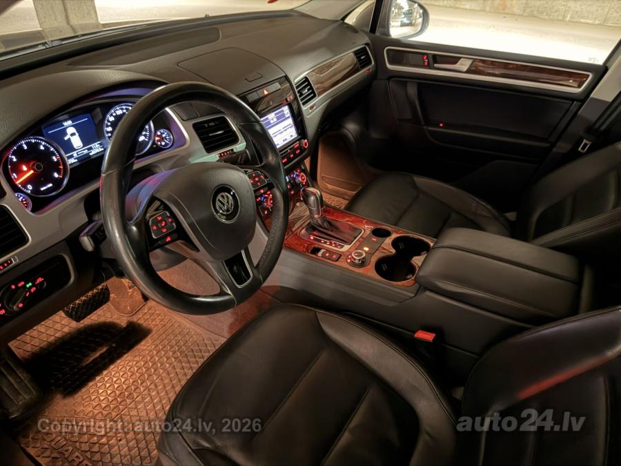 Brown Volkswagen Touareg 2012 in Valmiera, with an engine capacity of 3.00 L and mileage of 368 thousand km for 8990 €, photo 10 on AUTOMOTO.COM.LV