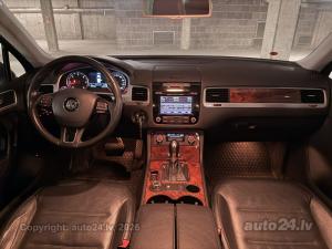 Brown Volkswagen Touareg 2012 in Valmiera, with an engine capacity of 3.00 L and mileage of 368 thousand km for 8990 €, photo 11 on AUTOMOTO.COM.LV