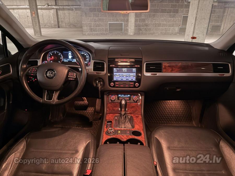Brown Volkswagen Touareg 2012 in Valmiera, with an engine capacity of 3.00 L and mileage of 368 thousand km for 8990 €, photo 11 on AUTOMOTO.COM.LV
