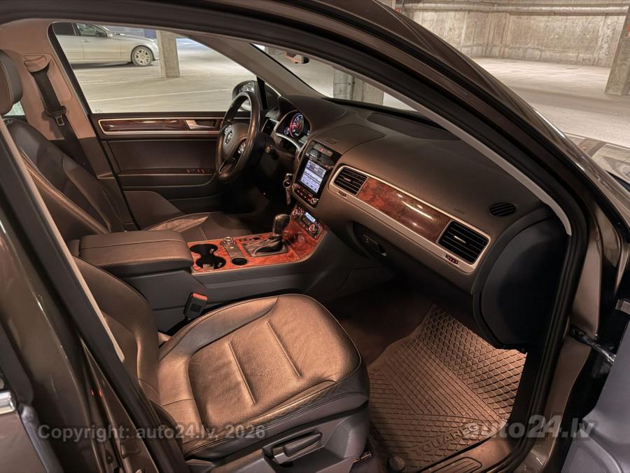 Brown Volkswagen Touareg 2012 in Valmiera, with an engine capacity of 3.00 L and mileage of 368 thousand km for 8990 €, photo 12 on AUTOMOTO.COM.LV