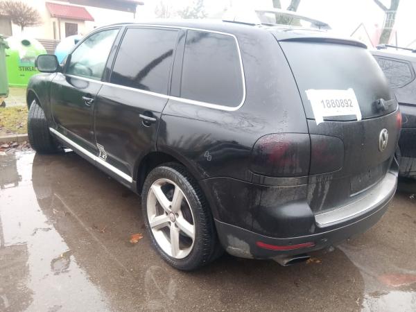 Volkswagen Touareg 2006 in Vilnius, with an engine capacity of 5.00 L and mileage of 320 thousand km for 2250 €, photo 3 on AUTOMOTO.COM.LV