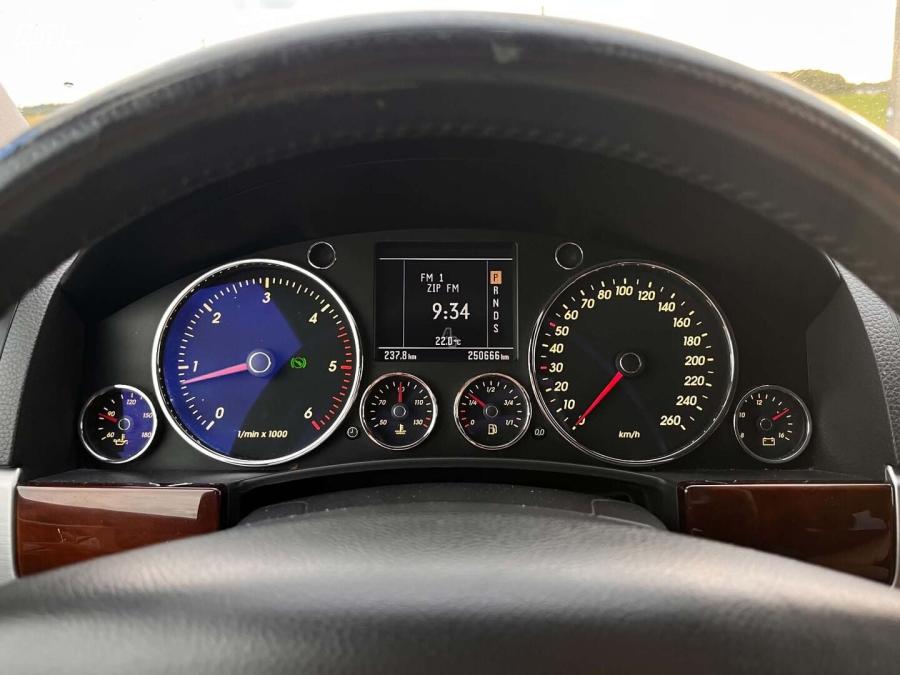 Volkswagen Touareg 2007 in Klaipeda, with an engine capacity of 3.00 L and mileage of 251 thousand km for 2400 €, photo 12 on AUTOMOTO.COM.LV