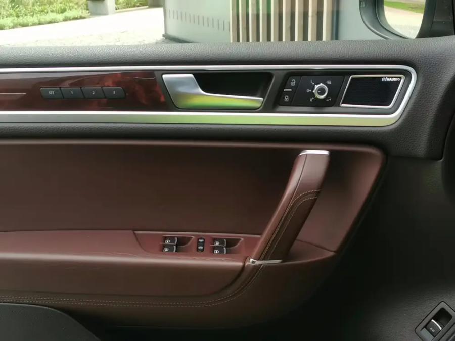 Volkswagen Touareg 2011 Rīga, ar dzinēja tilpumu 3.00 L un nobraukumu 207 tūkst. km par 14190 €, foto 21 vietnē AUTOMOTO.COM.LV