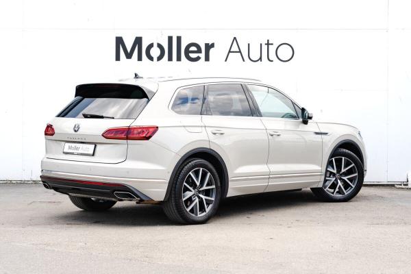 Volkswagen Touareg 2023 in Riga, with an engine capacity of 3.00 L and mileage of 126 thousand km for 45850 €, photo 4 on AUTOMOTO.COM.LV