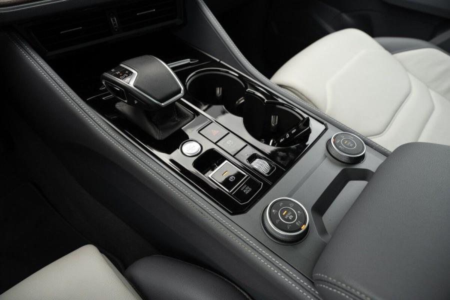 Volkswagen Touareg 2024 in Riga, with an engine capacity of 3.00 L and mileage of 46 thousand km for 51900 €, photo 21 on AUTOMOTO.COM.LV