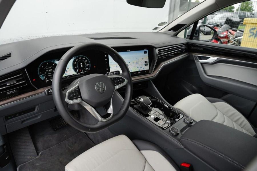 Volkswagen Touareg 2024 in Riga, with an engine capacity of 3.00 L and mileage of 46 thousand km for 51900 €, photo 29 on AUTOMOTO.COM.LV