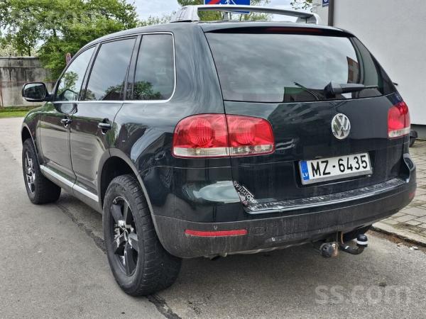 Green Volkswagen Touareg 2004 in Jurmala, with an engine capacity of 2.50 L and mileage of 338 thousand km for 1950 €, photo 4 on AUTOMOTO.COM.LV