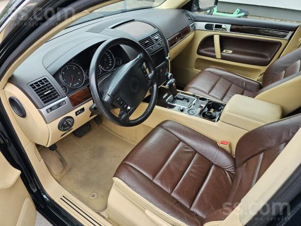 Green Volkswagen Touareg 2004 in Jurmala, with an engine capacity of 2.50 L and mileage of 338 thousand km for 1950 €, photo 5 on AUTOMOTO.COM.LV
