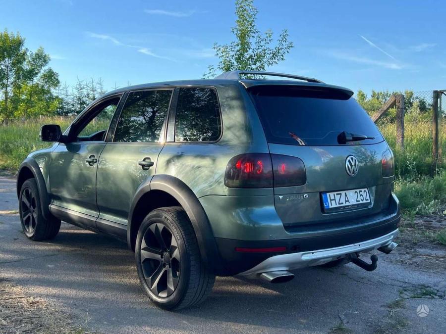 Zaļš Volkswagen Touareg 2004 Panevēža, ar dzinēja tilpumu 2.46 L un nobraukumu 384 tūkst. km par 1800 €, foto 1 vietnē AUTOMOTO.COM.LV