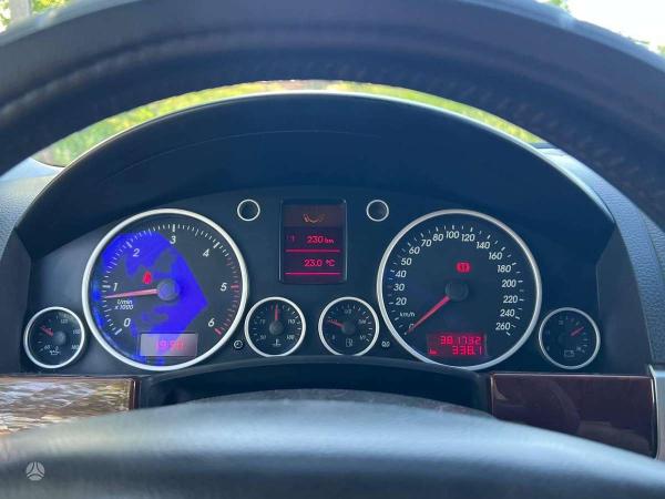 Zaļš Volkswagen Touareg 2004 Panevēža, ar dzinēja tilpumu 2.46 L un nobraukumu 384 tūkst. km par 1800 €, foto 8 vietnē AUTOMOTO.COM.LV
