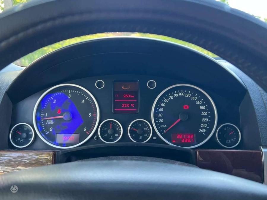 Zaļš Volkswagen Touareg 2004 Panevēža, ar dzinēja tilpumu 2.46 L un nobraukumu 384 tūkst. km par 1800 €, foto 9 vietnē AUTOMOTO.COM.LV