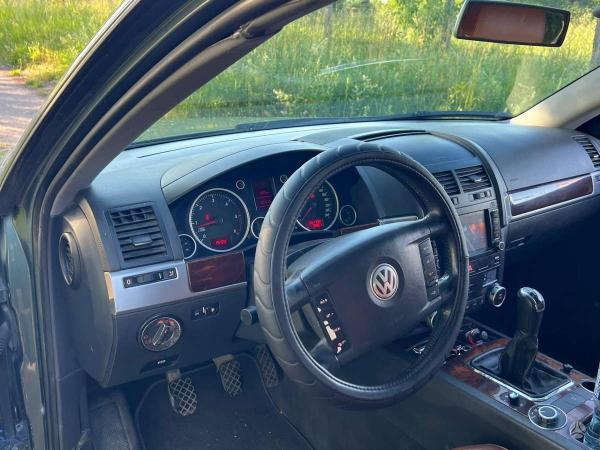 Zaļš Volkswagen Touareg 2004 Panevēža, ar dzinēja tilpumu 2.46 L un nobraukumu 384 tūkst. km par 1800 €, foto 10 vietnē AUTOMOTO.COM.LV