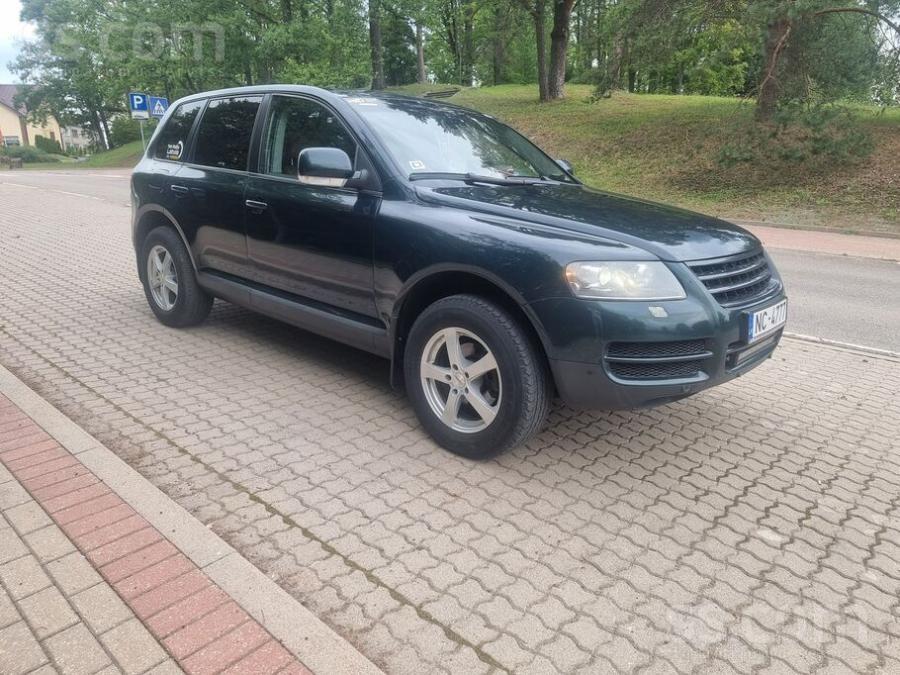 Green Volkswagen Touareg 2005 in Riga, with an engine capacity of 2.50 L and mileage of 378 thousand km for 2985 €, photo 1 on AUTOMOTO.COM.LV