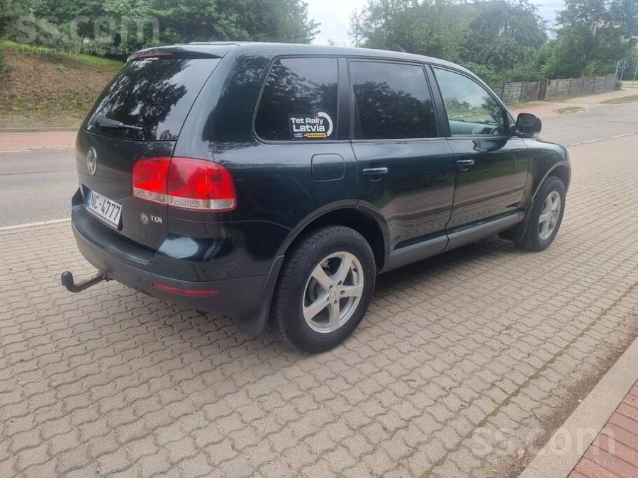 Green Volkswagen Touareg 2005 in Riga, with an engine capacity of 2.50 L and mileage of 378 thousand km for 2985 €, photo 3 on AUTOMOTO.COM.LV