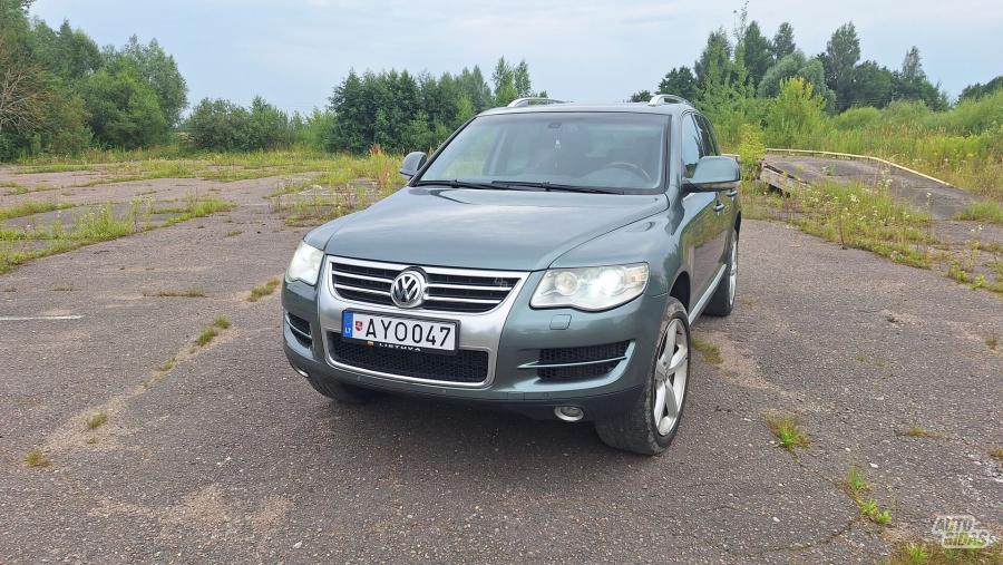 Green Volkswagen Touareg 2008 in Sakiai, with an engine capacity of 3.00 L and mileage of 299 thousand km for 5499 €, photo 3 on AUTOMOTO.COM.LV