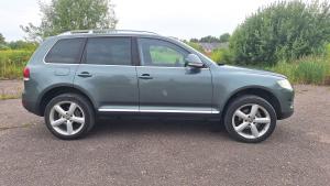 Green Volkswagen Touareg 2008 in Sakiai, with an engine capacity of 3.00 L and mileage of 299 thousand km for 5499 €, photo 10 on AUTOMOTO.COM.LV