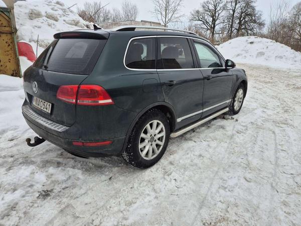 Zaļš Volkswagen Touareg 2011 Šauļi, ar dzinēja tilpumu 4.20 L un nobraukumu 435 tūkst. km par 6650 €, foto 4 vietnē AUTOMOTO.COM.LV