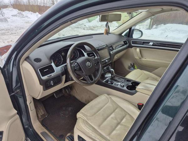 Zaļš Volkswagen Touareg 2011 Šauļi, ar dzinēja tilpumu 4.20 L un nobraukumu 435 tūkst. km par 6650 €, foto 5 vietnē AUTOMOTO.COM.LV