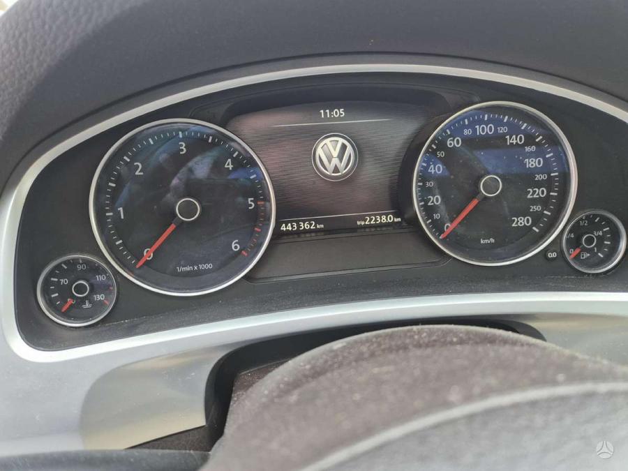 Zaļš Volkswagen Touareg 2011 Šauļi, ar dzinēja tilpumu 4.20 L un nobraukumu 435 tūkst. km par 6650 €, foto 6 vietnē AUTOMOTO.COM.LV