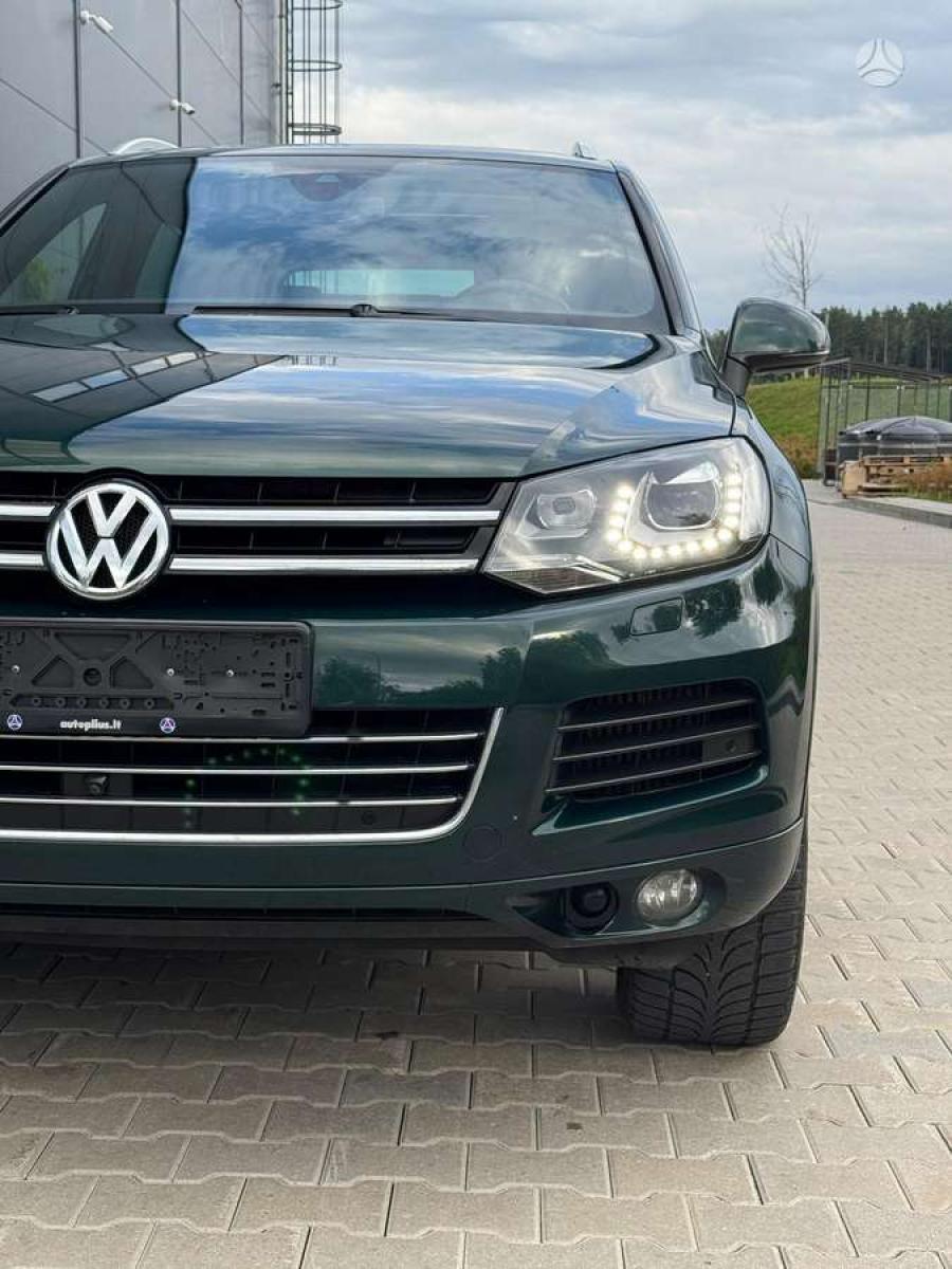 Green Volkswagen Touareg 2013 in Vilnius, with an engine capacity of 2.97 L and mileage of 298 thousand km for 12900 €, photo 3 on AUTOMOTO.COM.LV