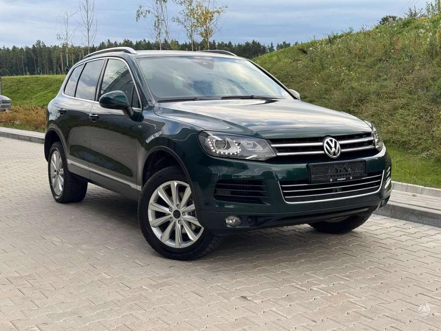 Green Volkswagen Touareg 2013 in Vilnius, with an engine capacity of 2.97 L and mileage of 298 thousand km for 12900 €, photo 4 on AUTOMOTO.COM.LV
