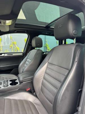Green Volkswagen Touareg 2013 in Vilnius, with an engine capacity of 2.97 L and mileage of 298 thousand km for 12900 €, photo 6 on AUTOMOTO.COM.LV