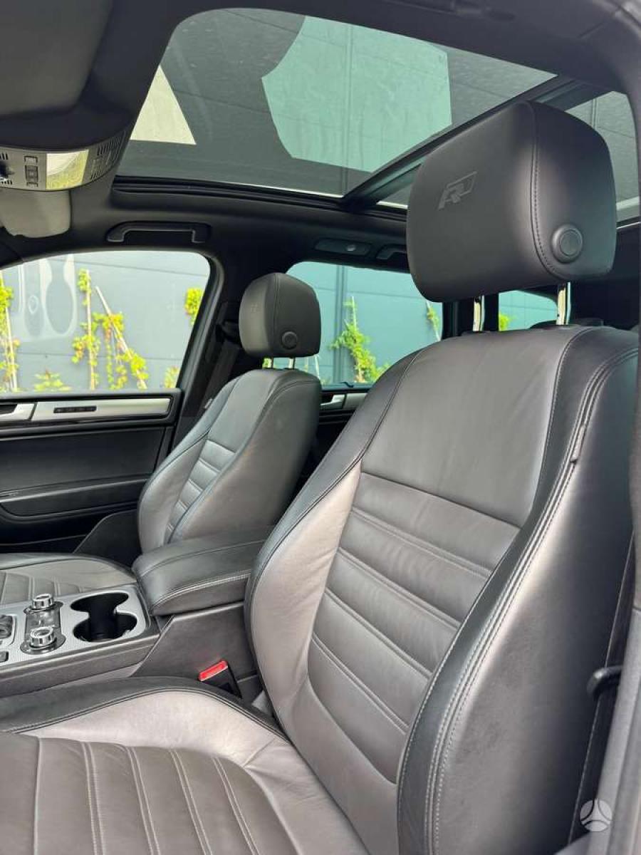 Green Volkswagen Touareg 2013 in Vilnius, with an engine capacity of 2.97 L and mileage of 298 thousand km for 12900 €, photo 6 on AUTOMOTO.COM.LV