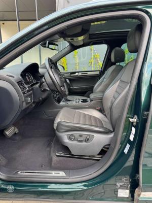 Green Volkswagen Touareg 2013 in Vilnius, with an engine capacity of 2.97 L and mileage of 298 thousand km for 12900 €, photo 7 on AUTOMOTO.COM.LV