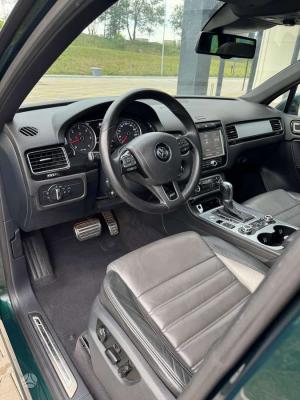 Green Volkswagen Touareg 2013 in Vilnius, with an engine capacity of 2.97 L and mileage of 298 thousand km for 12900 €, photo 9 on AUTOMOTO.COM.LV