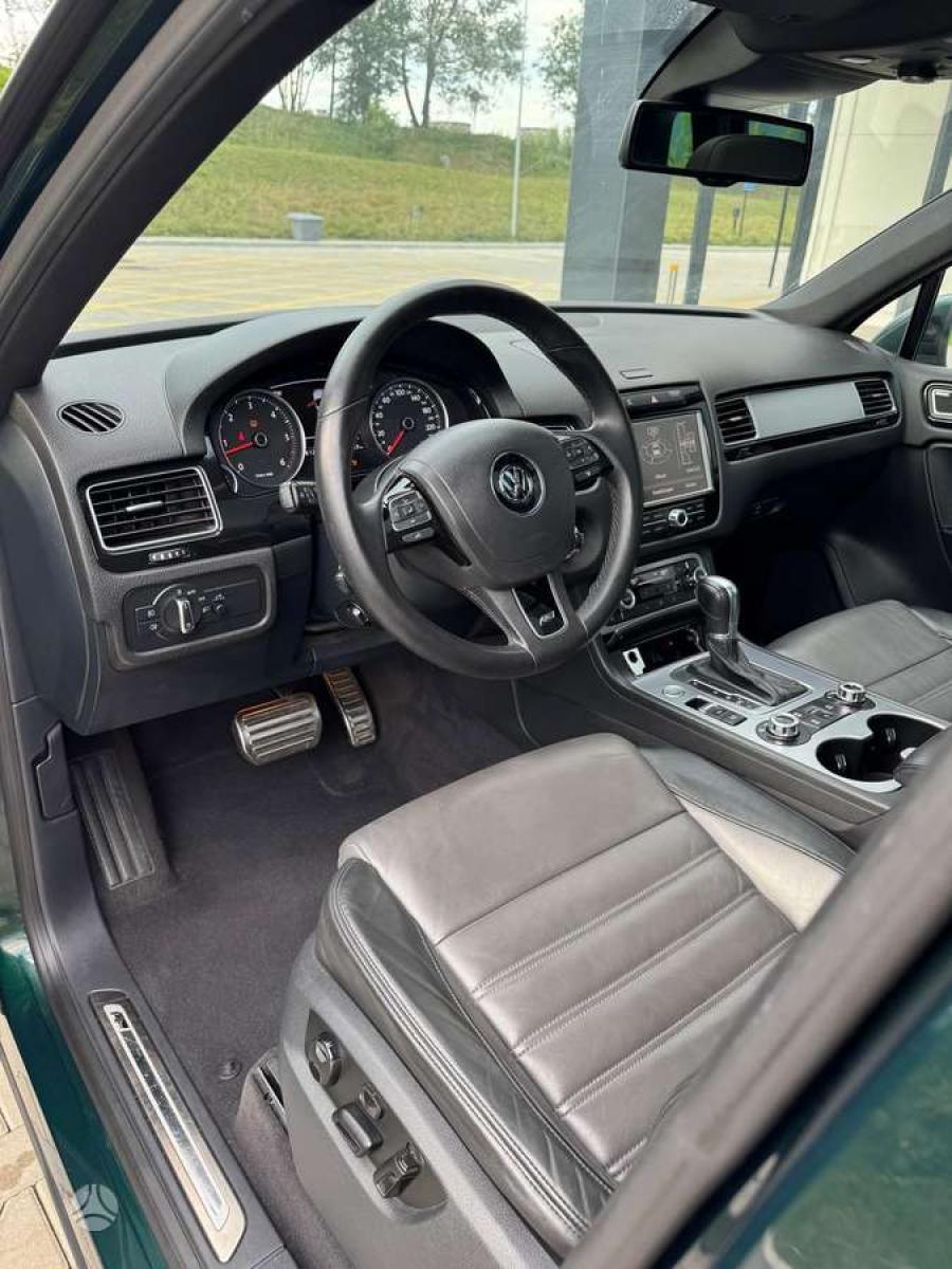 Green Volkswagen Touareg 2013 in Vilnius, with an engine capacity of 2.97 L and mileage of 298 thousand km for 12900 €, photo 9 on AUTOMOTO.COM.LV