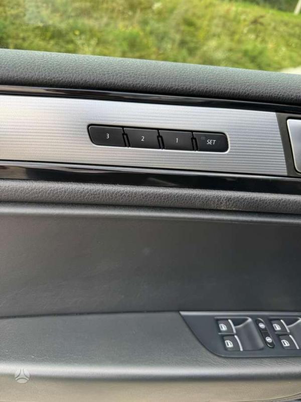 Green Volkswagen Touareg 2013 in Vilnius, with an engine capacity of 2.97 L and mileage of 298 thousand km for 12900 €, photo 9 on AUTOMOTO.COM.LV