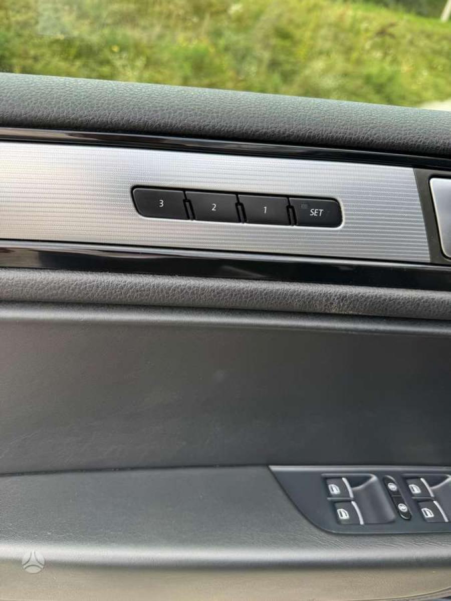 Green Volkswagen Touareg 2013 in Vilnius, with an engine capacity of 2.97 L and mileage of 298 thousand km for 12900 €, photo 10 on AUTOMOTO.COM.LV