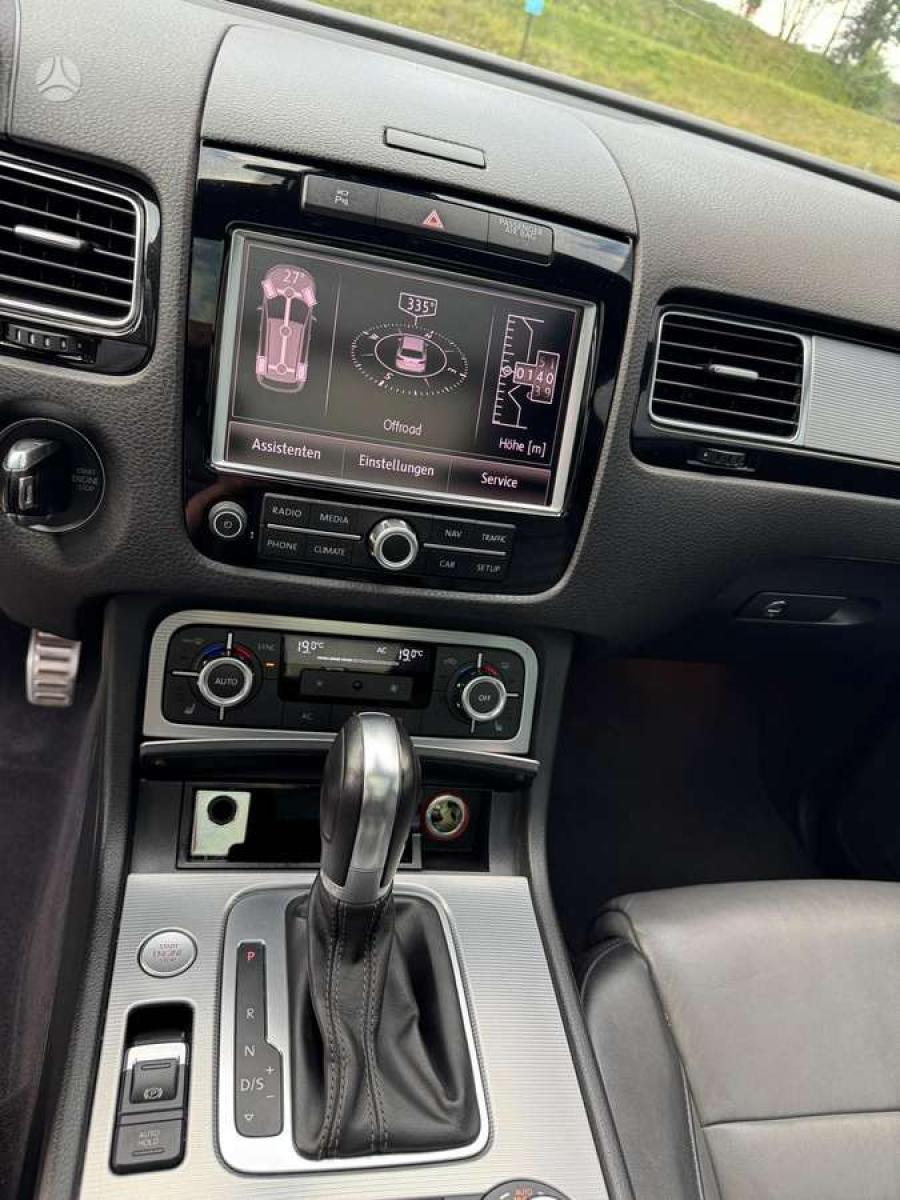 Green Volkswagen Touareg 2013 in Vilnius, with an engine capacity of 2.97 L and mileage of 298 thousand km for 12900 €, photo 12 on AUTOMOTO.COM.LV