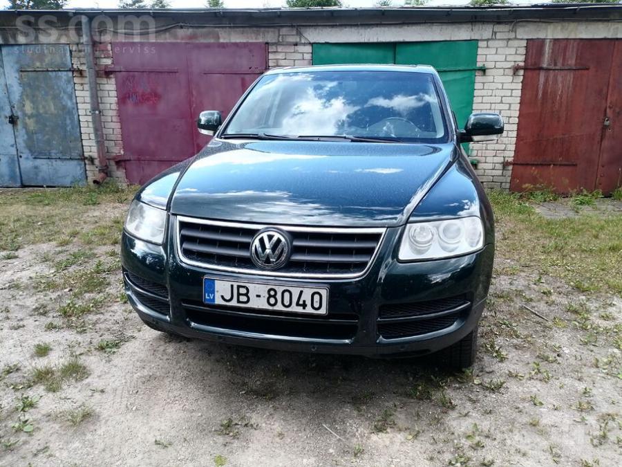 Green Volkswagen Touareg 2006 in Riga, with an engine capacity of 2.50 L and mileage of 325 thousand km for 2200 €, photo 1 on AUTOMOTO.COM.LV