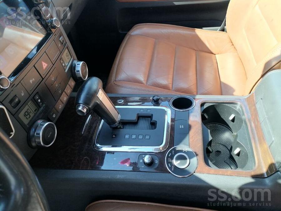 Green Volkswagen Touareg 2006 in Riga, with an engine capacity of 2.50 L and mileage of 325 thousand km for 2200 €, photo 4 on AUTOMOTO.COM.LV