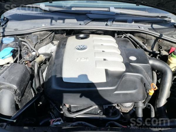 Green Volkswagen Touareg 2006 in Riga, with an engine capacity of 2.50 L and mileage of 325 thousand km for 2200 €, photo 7 on AUTOMOTO.COM.LV