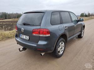 Grey Volkswagen Touareg 2003 in Mazeikiai, with an engine capacity of 3.20 L and mileage of 286 thousand km for 2650 €, photo 3 on AUTOMOTO.COM.LV