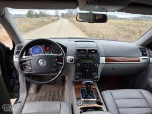 Grey Volkswagen Touareg 2003 in Mazeikiai, with an engine capacity of 3.20 L and mileage of 286 thousand km for 2650 €, photo 6 on AUTOMOTO.COM.LV
