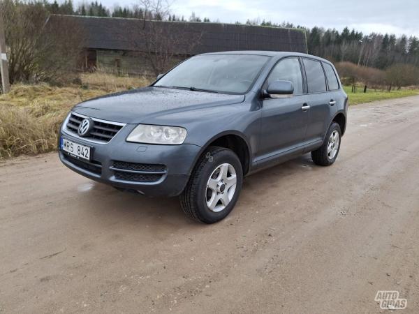Grey Volkswagen Touareg 2003 in Mazeikiai, with an engine capacity of 3.20 L and mileage of 286 thousand km for 2850 €, photo 1 on AUTOMOTO.COM.LV